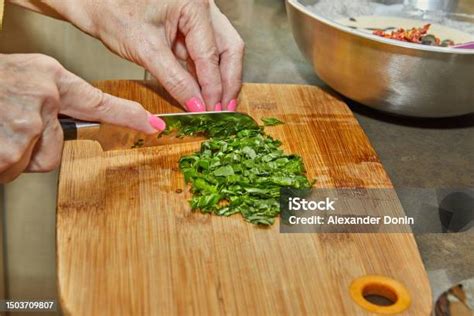 요리사는 접시에 추가하기 위해 칼로 나무 도마에 바질 잎을 자릅니다 다발에 대한 스톡 사진 및 기타 이미지 다발 도마 요리 도구 바질 Istock
