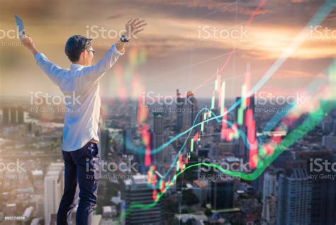 노트북 및 디지털 태블릿 도시 배경 사용 하 여 하는 젊은 사업가 경제에 대한 스톡 사진 및 기타 이미지 경제 고층 건물 그래프 Istock