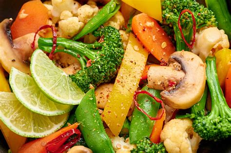 패드 팍 루암 또는 채식 타이 볶음 야채는 질감을 닫습니다 패드 팍 은 야채와 소스가 섞인 태국 요리 채식 요리입니다 태국 음식 0명에 대한 스톡 사진 및 기타 이미지