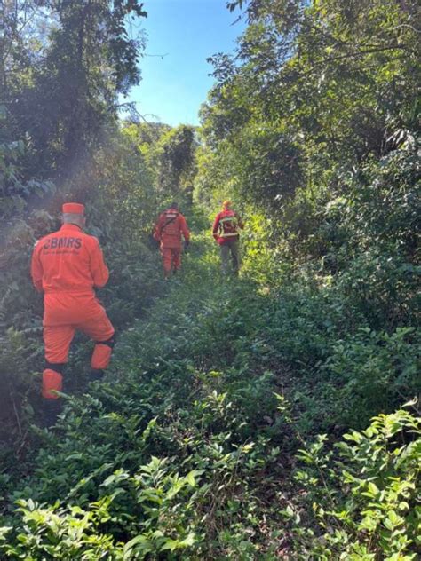 Polícia e bombeiros realizam incursão em mata na busca por idoso