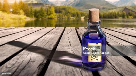 병에 나무 바닥에 독 기호 라벨 보라색 액체 두개골과 뼈 라벨에 물는 치명적인 약 텍스트에 대 한 공간을 복사 합니다 과학