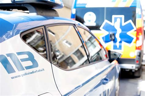 Roma Dammi I Soldi Ragazza Ferisce Con Le Forbici Lamico