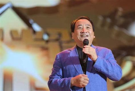冯巩之外，他是贾玲最容易被忽略的贵人，两人长相酷似父女姜昆