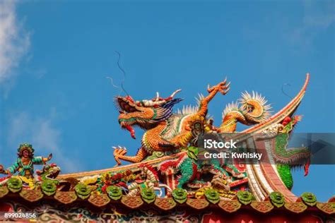 아름 다운 중국 용 조각 Manka의 Lungshan 사원 불교 사원 Wanhua 지구 타이 페이 대만에 지붕에 성전에서에서