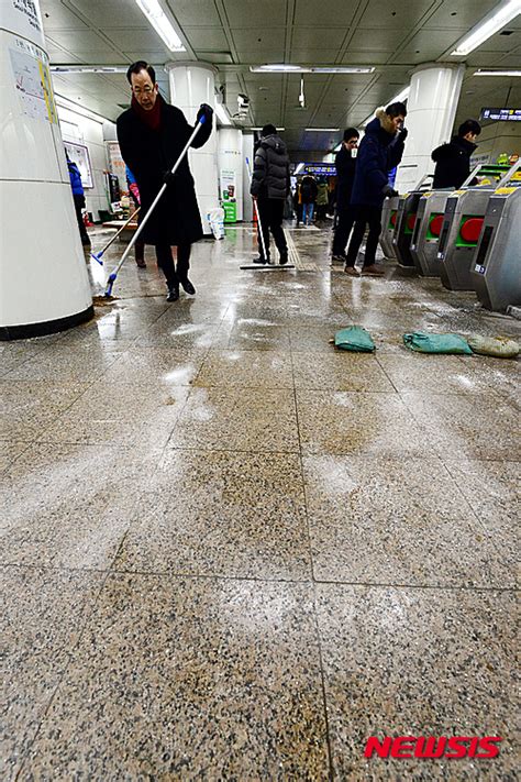 퇴근길 광화문역 물난리 네이트 뉴스