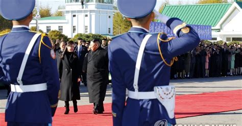 [평양정상회담] 다정하게 얘기 나누는 북한 김정은 국무위원장 내외