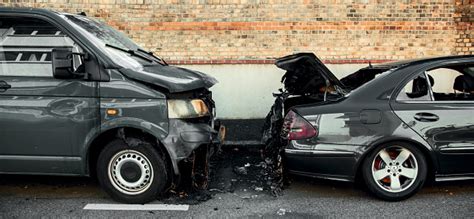 주차장에 방화 그것을 소화 한 후 주거 지구 도로에서 사고 자동차 화재 깨진 자동차를 태웠다 길에서 깨진 차 0명에 대한 스톡 사진 및 기타 이미지 Istock