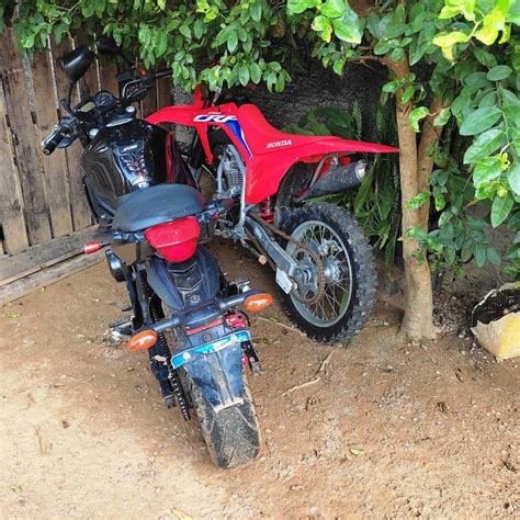 Mulher é presa no lugar do marido ao ser flagrada duas motocicletas furtadas de concessionária