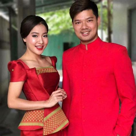 ស្រីម៉ៅលក់សំពត់ឡាវ ថៃ និង ខ្មែរ