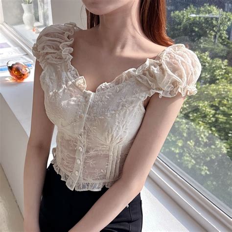팜플레무스 휴가철 데이트룩 브리저튼 아일렛 코르셋 펀칭 레이스 반팔 블라우스