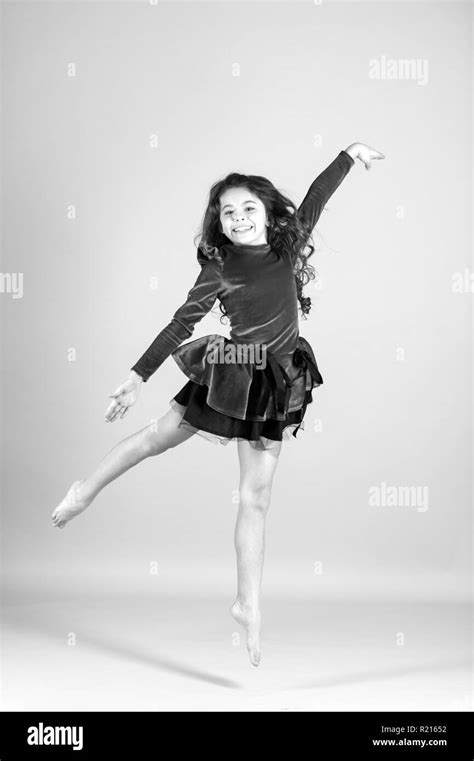 La Danse De Lenfant En Robe Rouge Pieds Nus Petite Fille Dancer Jump