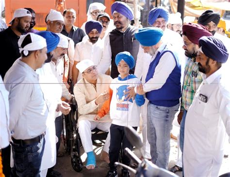 जनता के बीच वीलचेयर पर Cg के एक विधायकपैर फ्रेक्चर फिर भी खिले चेहरे