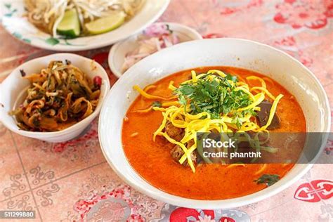 카오 소이 레시피 북부 스타일의 퀴노아와 망고를 곁들인 카레 치킨 누들수프 고급 요리에 대한 스톡 사진 및 기타 이미지 고급