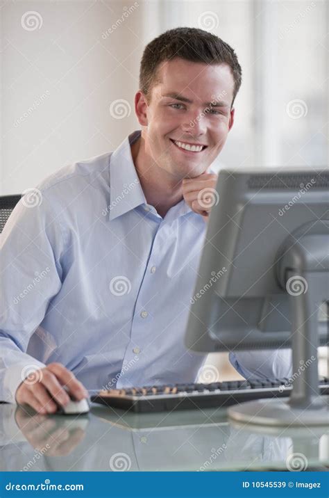 Homem No Computador Imagem De Stock Imagem De Assentado 10545539