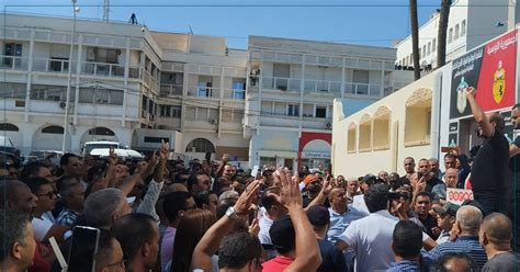 Radio Tunisie Sfax Radio Diwan Fm وقفة احتجاجية أمام نقابة قوات