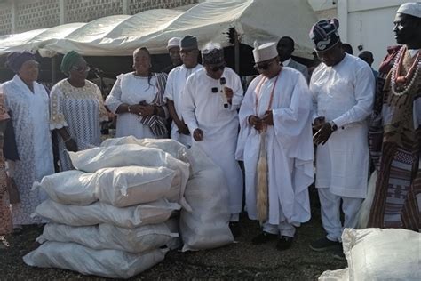 Fg Distributes Relief Materials To Niger Delta Flood Victims The