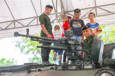 태국 국립 어린이 날 2018 활동가족 및 어린이 군 탱크 총과 캐논 육군 무기 쇼 터치 수 있으며 13 1 월 2018에 태국 방콕에서 그것을 함께 플레이와 재미를 즐길