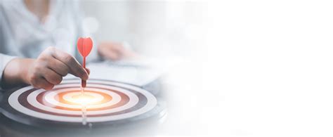 마케팅 비즈니스 개념으로 새로운 타겟팅 가상 대상 다트 보드에 빨간 다트를 들고 있는 사업가 경영진 마케팅 투자 목표 및 비즈니스 투자 개념에 대한 대상 과녁에 대한 스톡