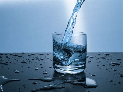 Mitos atau Fakta: Minum Air Dingin Saat Sahur Bikin Perut Kembung?