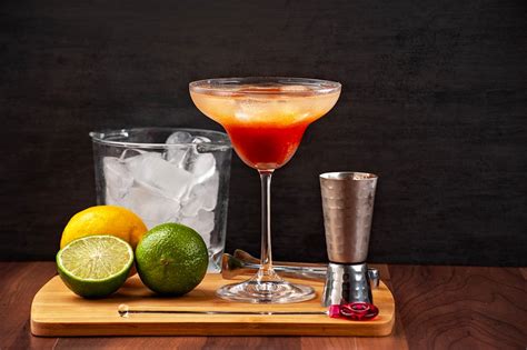 신선한 라임과 레몬을 곁들인 상쾌한 시트러스 칵테일 · 무료 스톡 사진