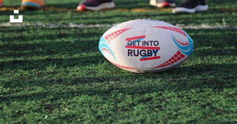 푸른 잔디에 흰색 파란색 빨간색 축구 사진 Unsplash의 무료 스포츠 이미지