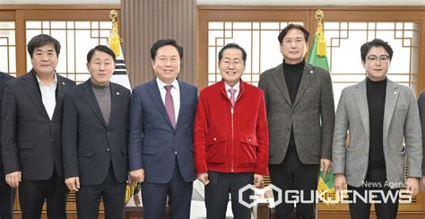 포토 권기창 안동시장 일행과 단체사진 찍는 홍준표 대구광역시장