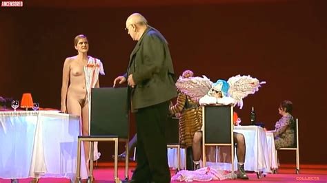 Naked Sophie Engert In Der Narr Und Seine Frau Heute Abend In