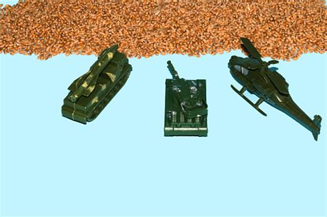 무거운 무기는 세계를 심각한 굶주림으로 몰아 넣고 군용 차량이 식량으로 향하는 길을 막는 창조적 인 디자인 0명에 대한 스톡 사진 및 기타 이미지 Istock