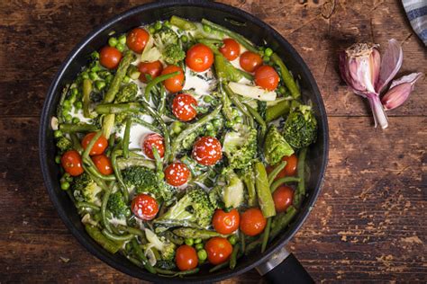 프라이팬 탑 뷰 프리마베라 파스타 만들기위한 야채에 건강한 야채 요리를 요리 건강한 생활방식에 대한 스톡 사진 및 기타 이미지 건강한 생활방식 계절 녹색 Istock