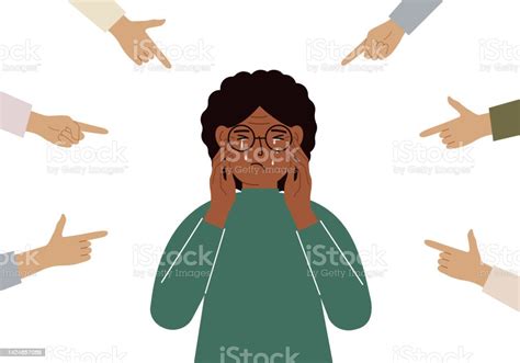 대중의 비난 피해자 비난 및 왕따의 개념 우울한 여자를 울고 손가락은 캐릭터를 가리키고 그를 싫어합니다 인터넷 사이버 괴롭힘