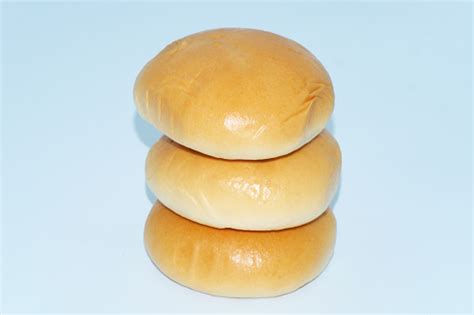 흰색 배경에 고립 된 소금에 절인 달걀을 곁들인 커스터드 케이크 갈색에 대한 스톡 사진 및 기타 이미지 갈색 달걀 반죽