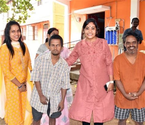 மறைந்த கணவர் பிறந்தநாளை ஆஷ்ரமத்தில் கொண்டாடிய சீரியல் நடிகை ஷ்ருதி