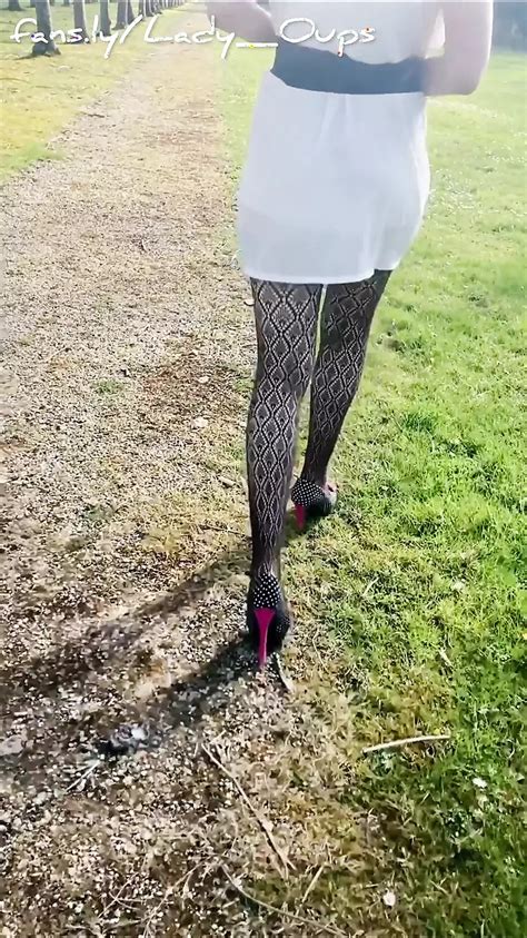 Lady Oups Outdoor Flashing In Chantilly Castle HD Porn XHamster