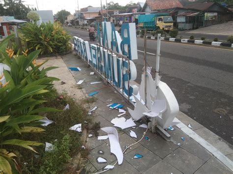 Tugu Duren Dirusak Bong Ming Ming Meradang Nongkrong Tidak Dilarang Asalkan Yang Positif