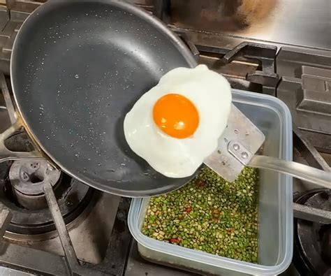 ちょちょ何してんの！？そんな食べ方は初めて知ったぞ！ありありのあり過ぎるでしょう『漬け目玉焼き』にヨダレ止まらん