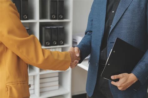 Mujer de negocios ofrece y da la mano para un apretón de manos en la