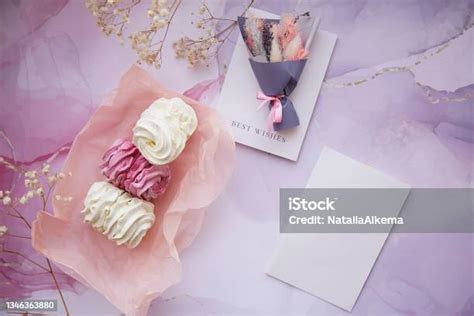 석고필라와 드라이플라워 꽃다발의 장식이 있는 섬세한 분홍색과 흰색 마시멜로 카드를 모의 여성스러운 배경 템플릿 아늑한 겨울 주말 수제 과자 0명에 대한 스톡 사진 및 기타