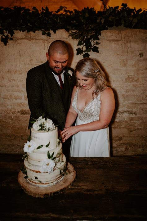 Sops Sam S Rustic Barn Wedding With Plenty Of Pizza Beer Hitched
