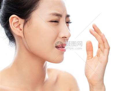被口臭熏到的青年女人高清图片下载 正版图片507675252 摄图网