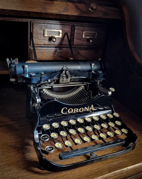 Pin By Wayne On Typewriters Typewriter Electronic Products Vintage