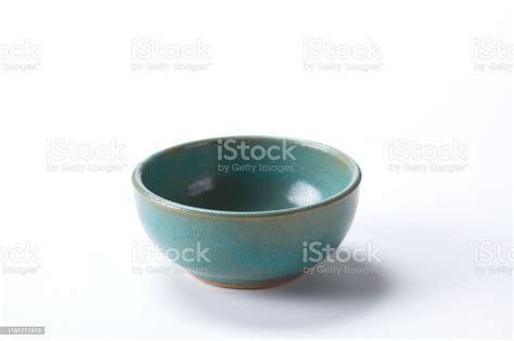 복사 공간을 가진 스튜디오에서 흰색 배경 촬영에 고립 된 세라믹 그릇을 닫습니다 빈 그릇에 대한 스톡 사진 및 기타 이미지