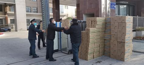 白菜、萝卜、牛奶、八宝粥宁夏银川一餐厅向兴庆区红十字会捐赠60吨爱心物资