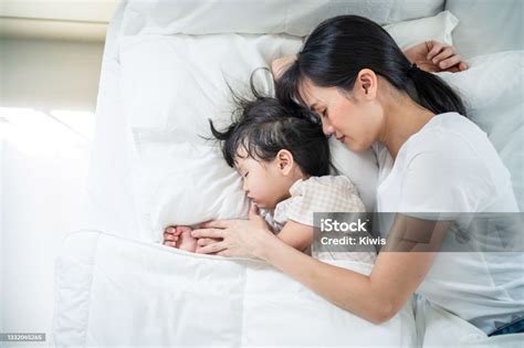 아시아 행복 한 가족 집에 머물 어머니는 침실에서 딸과 함께 자 매력적인 사랑하는 부모 엄마는 시간을 보내고 집에서 아침에