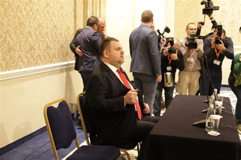 Централният съвет на ДПС започна с Делян Пеевски и празно столче за Доган — Offnews