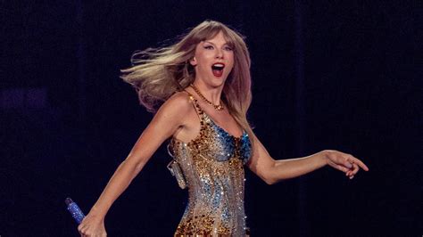Taylor Swift Suffers Awkward Wardrobe Malfunction During Rescheduled