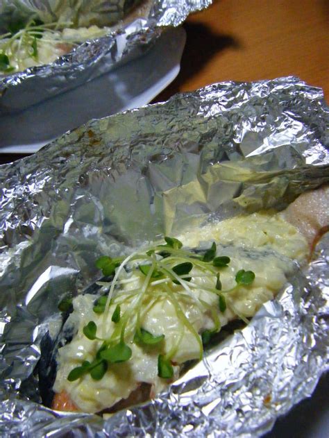 鮭のホイル焼き～新玉マヨソース～ By ＊ことり＊ 【クックパッド】 簡単おいしいみんなのレシピが350万品