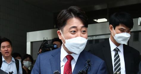 尹 욕설 논란에 침묵하던 이준석 나라 걱정하면 당원 가입이 정답