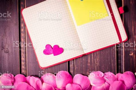 장미와 함께 빈 참고도 서 클로즈업 나뭇잎 나무 바탕에 하트와 복사 공간 봄 여름 테두리 서식 파일입니다 이랑 꽃 배경입니다 판매 인사말 및 축 하 카드 개념입니다 결혼식에