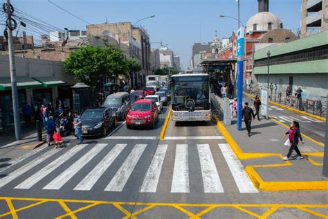 Hermosos Edificios Coloniales Y Calles En La Capital Peruana Lima
