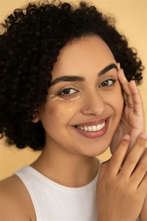 건강 건강한 건강한 생활 건강한 피부 긍정적인 기름 깨끗한 눈 패치 아래 돌보다 들어올리다 맑은 안색 매끄러운 매력적인 모델 미소 짓는 미용 제품